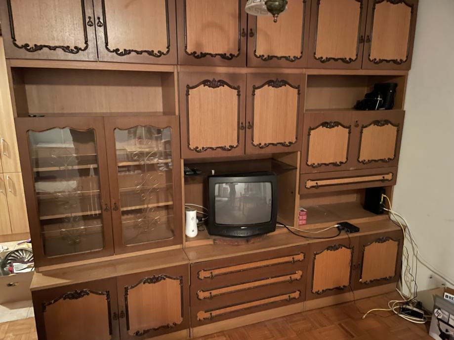 Poklanjam regal s ormarima za dnevnu sobu