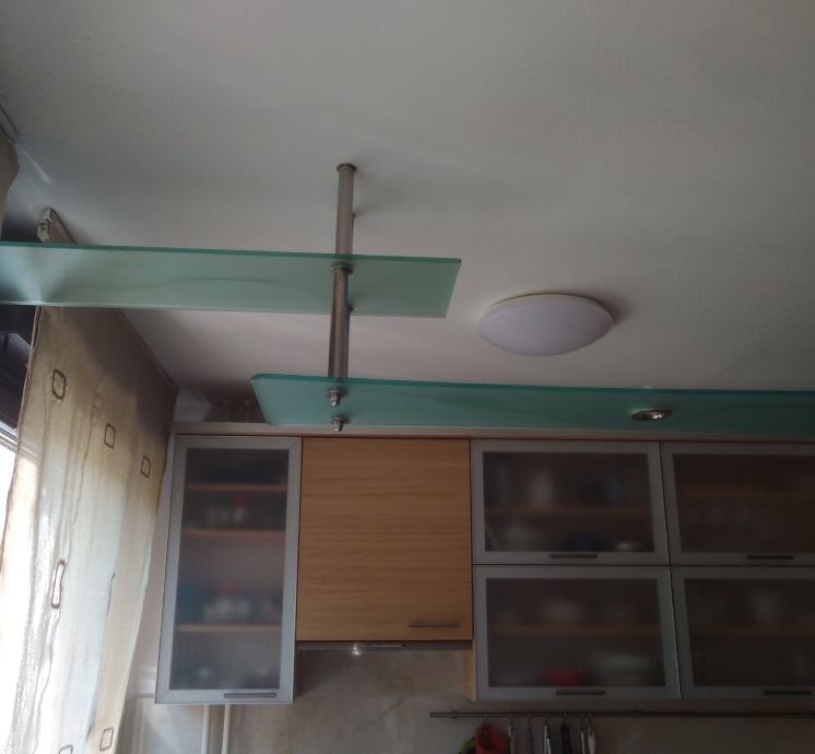 Poklanjam viseći stakleni element (policu) iznad šanka