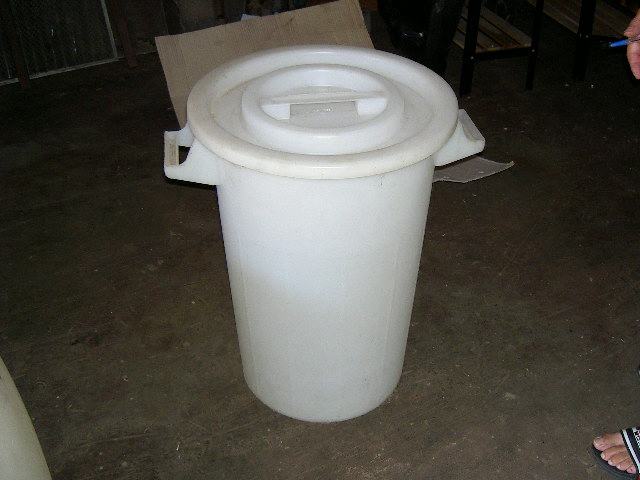 Plasticne posude sa poklopcem