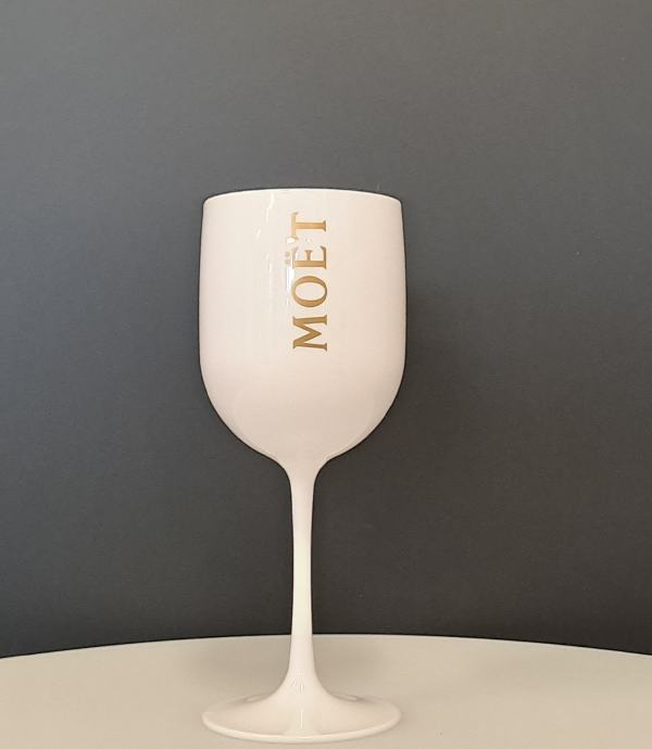 Moet plastične čaše novo