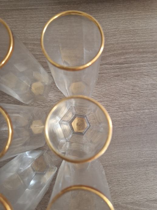 Nove staklene čaše sa zlatnim obrubom