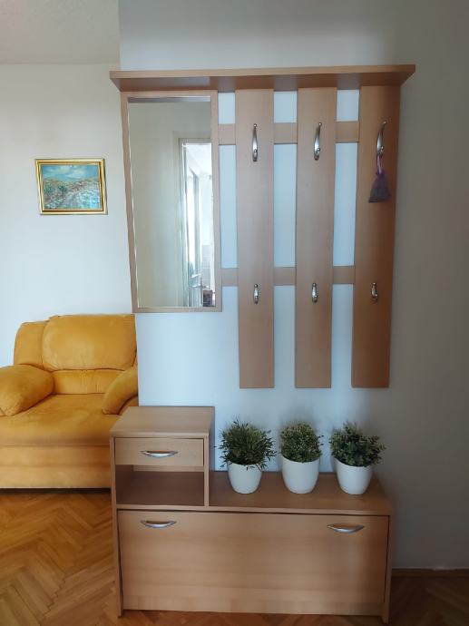 Zidna komoda za hodnik