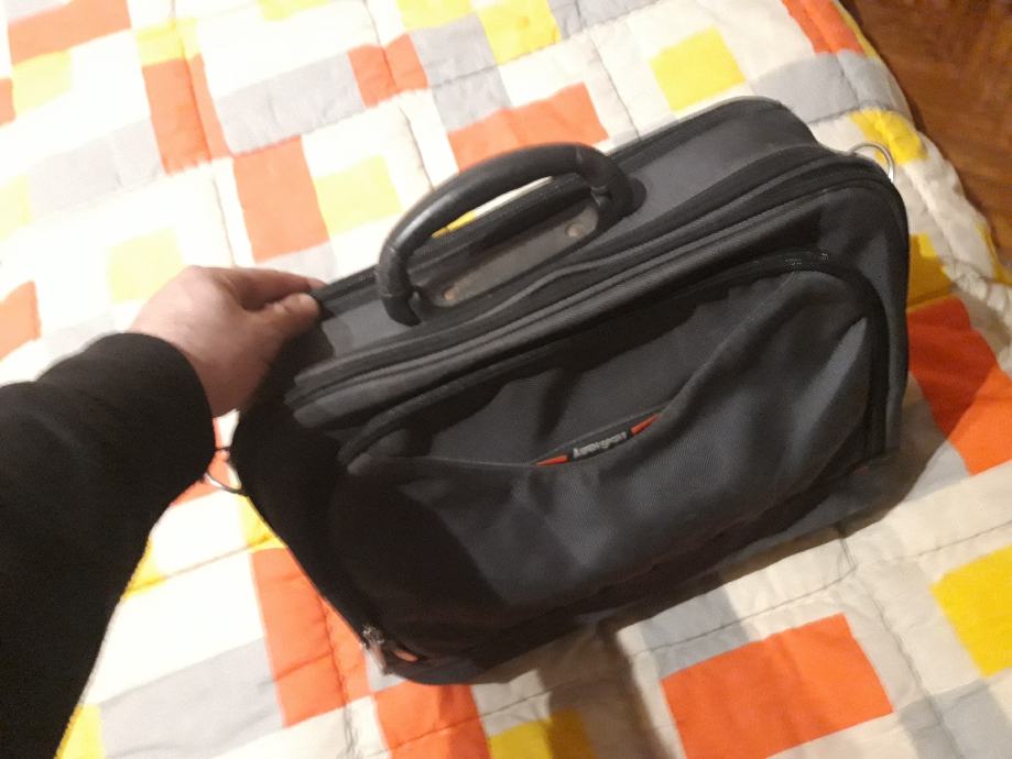 Putna Torba Za odječu ili 2 laptopa računala i opremu odlična i nova