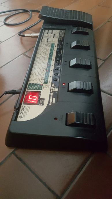 Zoom Player 3030 s adapterom, multiefekt za električnu gitaru