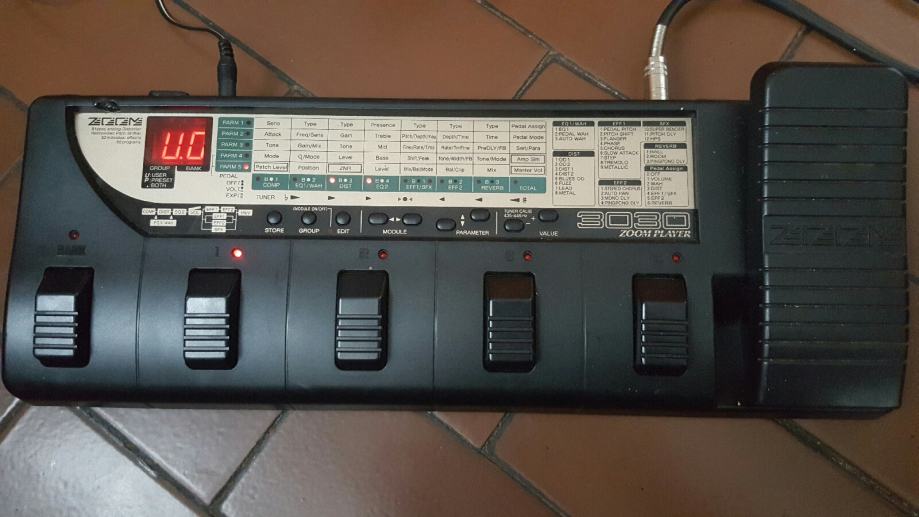 Zoom Player 3030 s adapterom, multiefekt za električnu gitaru