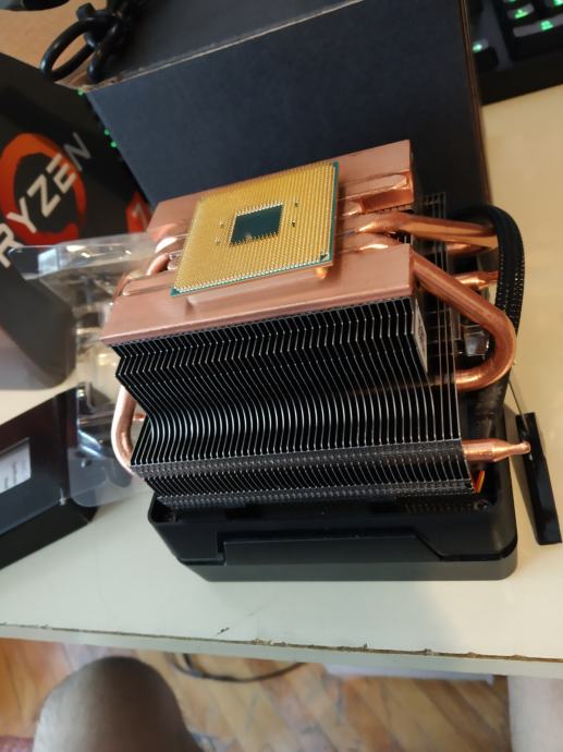 AMD Wraith Prism, stock cooler- POVOLJNO, HITNO