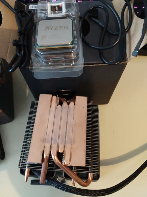 AMD Wraith Prism, stock cooler- POVOLJNO, HITNO