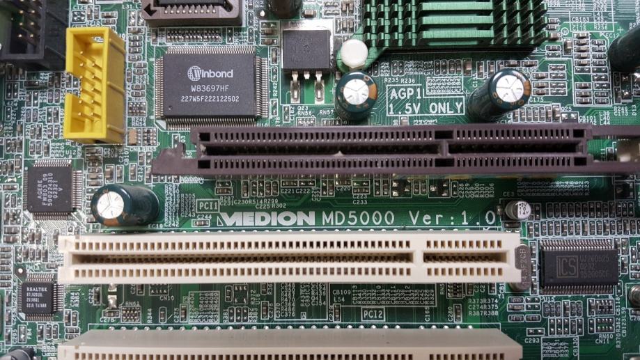 Matična MEDION MD5000 + Pentium4 2.4GHz+VGA+Modem