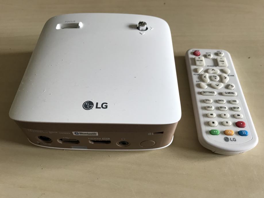 LG mini projektor PH150G - HD slika, baterija, bluetooth, daljinski