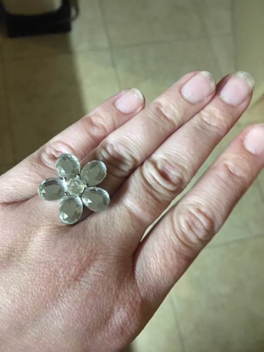 Lot: 4 prstena i kopcica za kosu