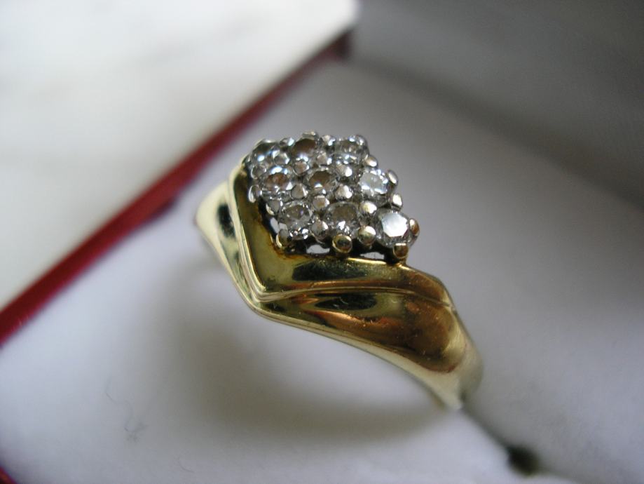 PREDIVAN ZLATNI 585 PRSTEN S 9 DIJAMANATA s CERTIFIKATOM