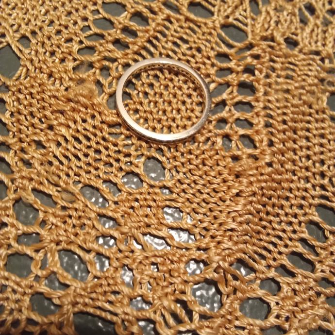 Novi srebrni prsten,verica sa cirkonima .Srebro925.Dijametar20mm.70€