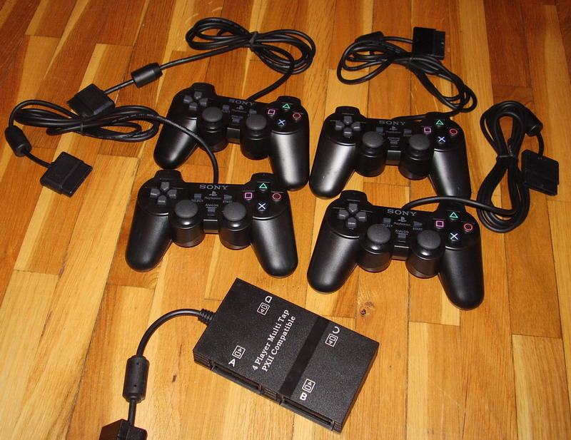 Komplet PS2 Multitap + 2 Sony PS2 Joysticka (Osijek)
