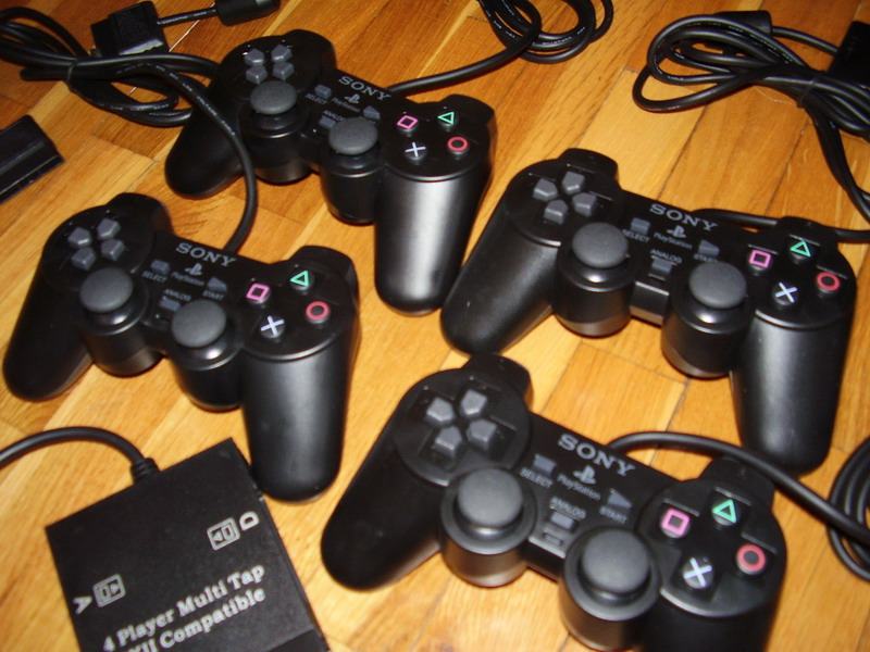 Komplet PS2 Multitap + 2 Sony PS2 Joysticka (Osijek)