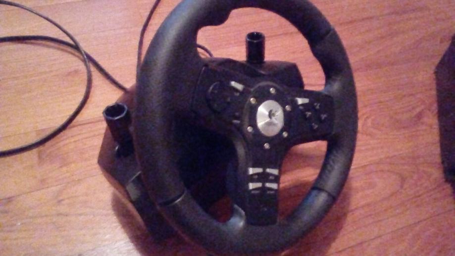 Playstation 80 GB, 8 originalne igre, volan (simulator) za utrke