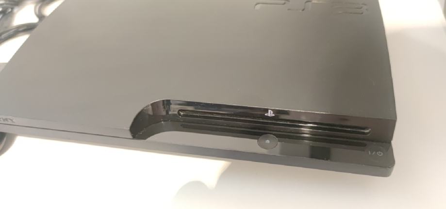 Playstation 3 Slim CECH-3004B,500GB,modificiran,45 instalirane igre!