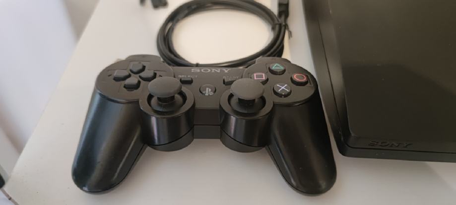 Playstation 3 Slim CECH-3004B,500GB,modificiran,45 instalirane igre!