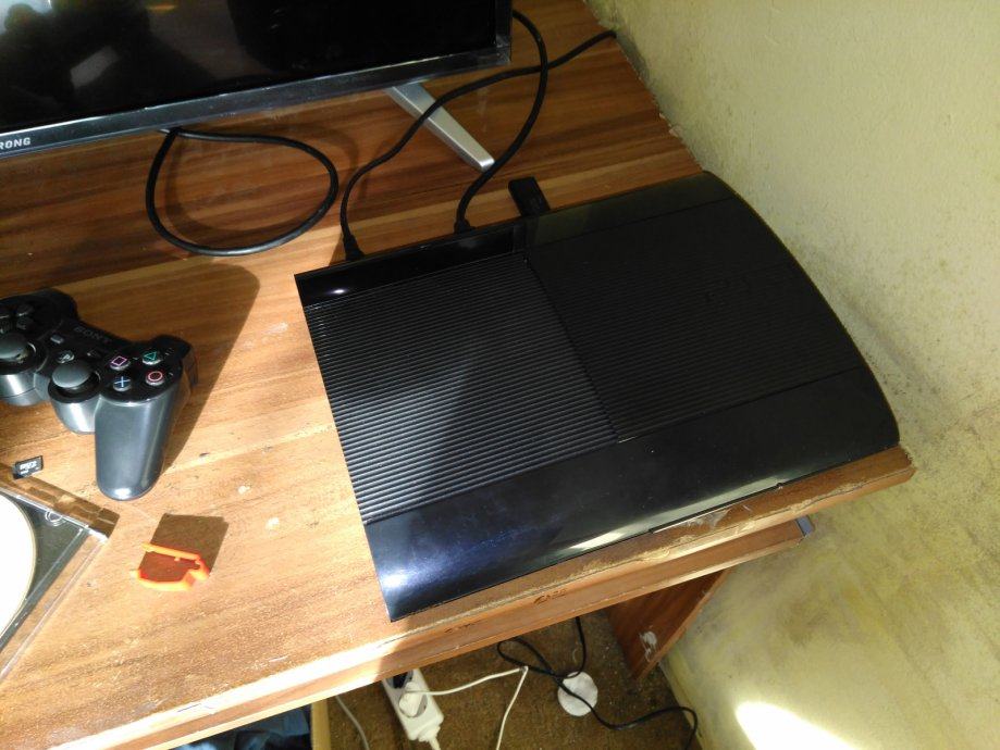 PS3 Super Slim 500GB + Cobra ODE + tri igre + dva kontrolera [HITNO!]