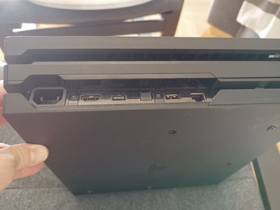 PS4 PRO, 1TB, Dualshock 4 kontroler V2