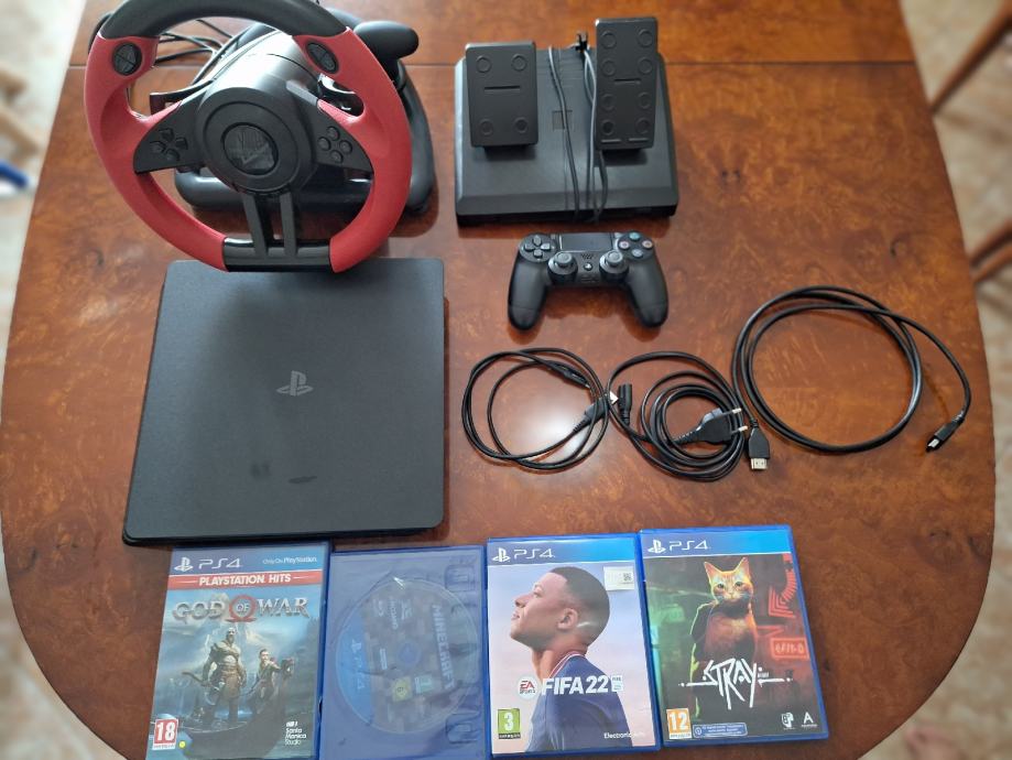 Playstation 4 sa volanom.