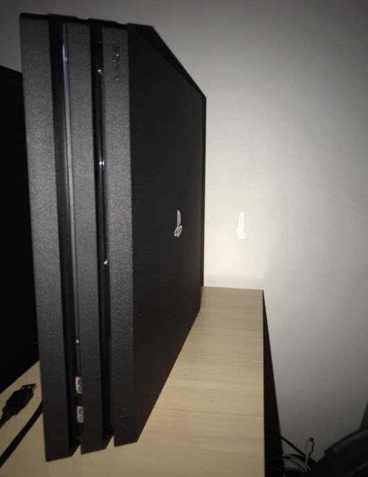 PlayStation 4 Pro (+ Turtle Beach Slusalice gratis)