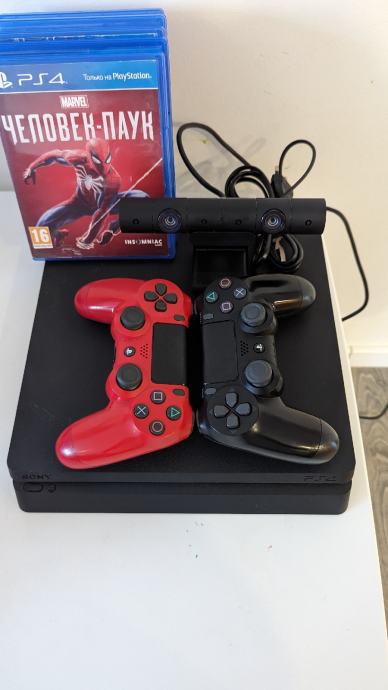 Playstation 4 with two controllers and video camera Sony V2