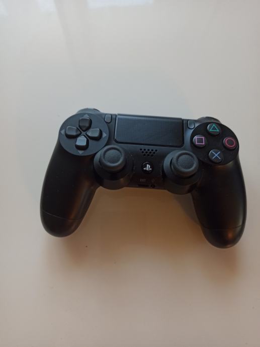 Prodajem PS4, org. joystick, 4 igrice, 2 mikrofona, dodatak za miš i t