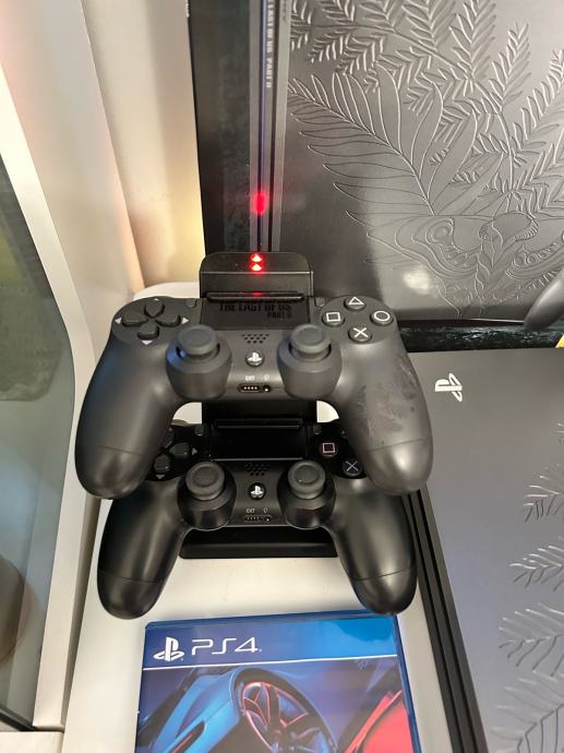 Ps4 pro 1TB + Logitech G29 volan i pedale