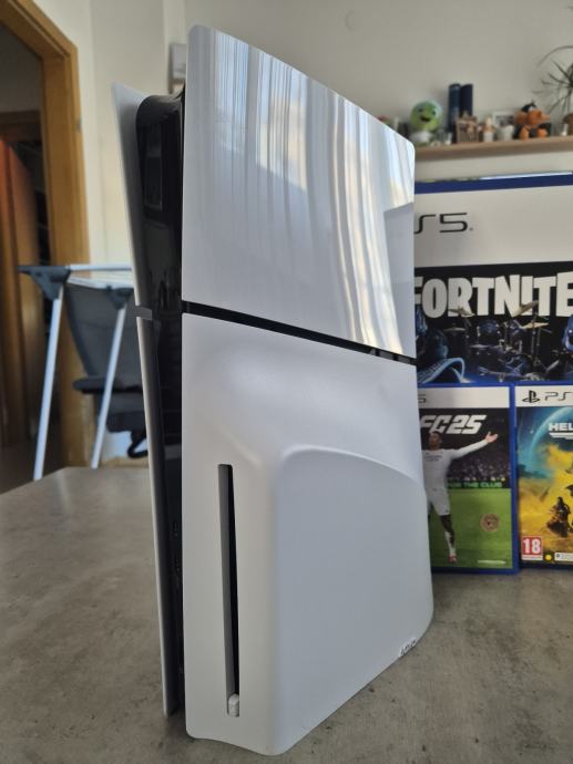 PlayStation 5 Slim 1TB BluRay + 2 joysticka + 4 igrice