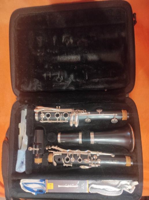 Klarinet, stalak za note, stalak za klarinet.