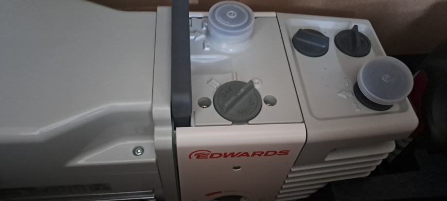 EDWARDS RV5 VACUUM PUMPA 220V