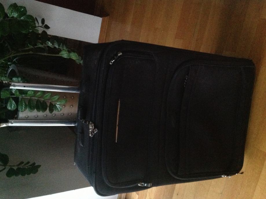 Delsey veliki crni kofer s manjim oštećenjima