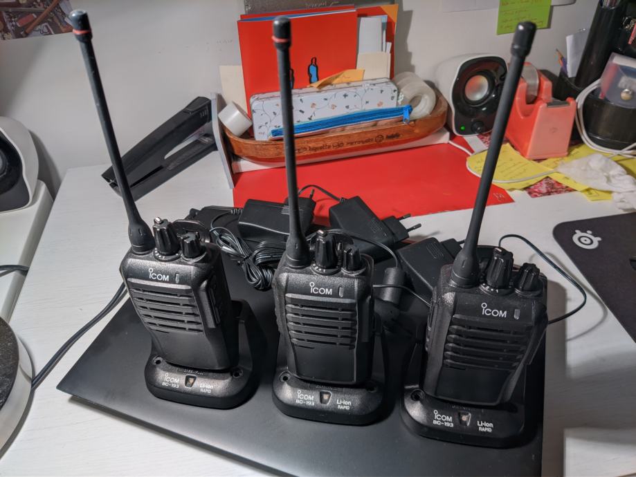 ICOM IC-F4002 radio stanice - 3 komada set sa brzim punjačima