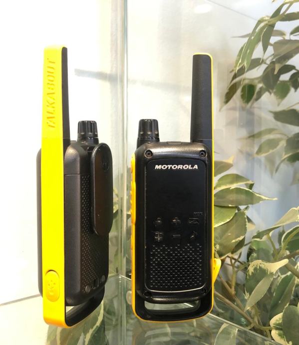 MOTOROLA T82 WALKIE TALKIE. R1/ RATE!