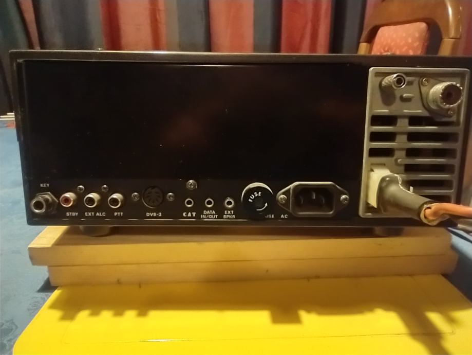 Radio stanica Yaesu FT-650 za frekventna područja 6/8/10/12-metara