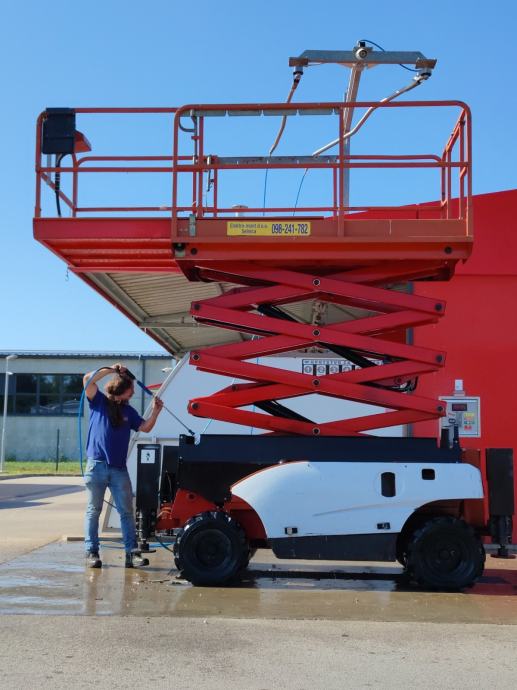 Haulotte compact 12dx podizna platforma diesel 12m 4x4