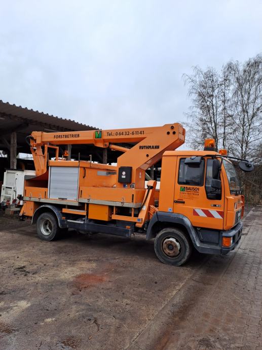 Kamion sa korpom 17m, MAN