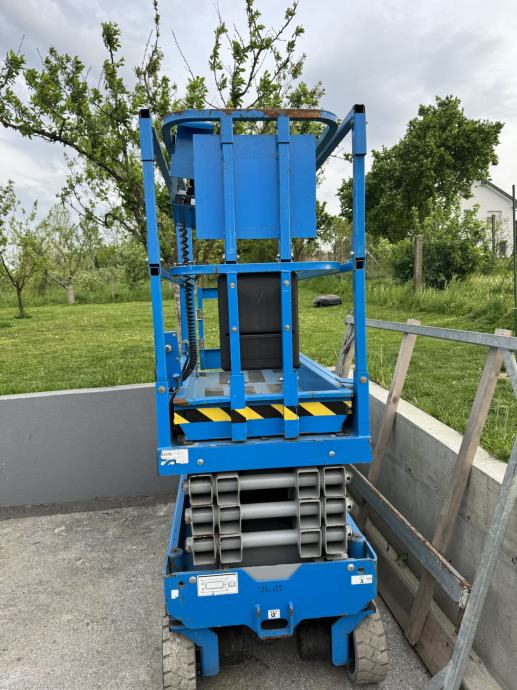 PODIZNA PLATFORMA GENIE GS 1932 / MOGUĆNOST NAJMA