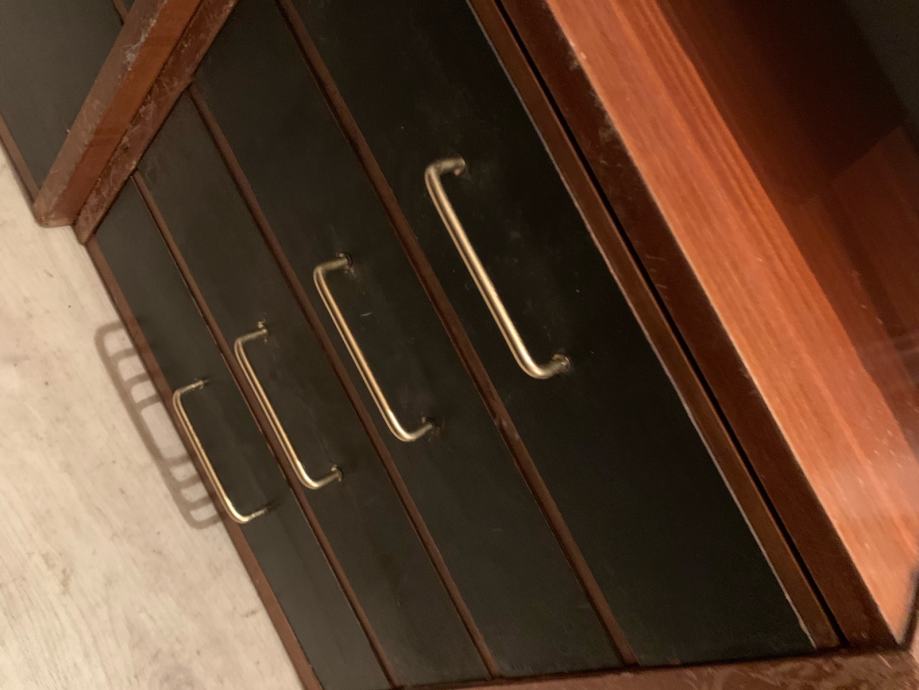 Drveni ormaric (zlatne rucke)