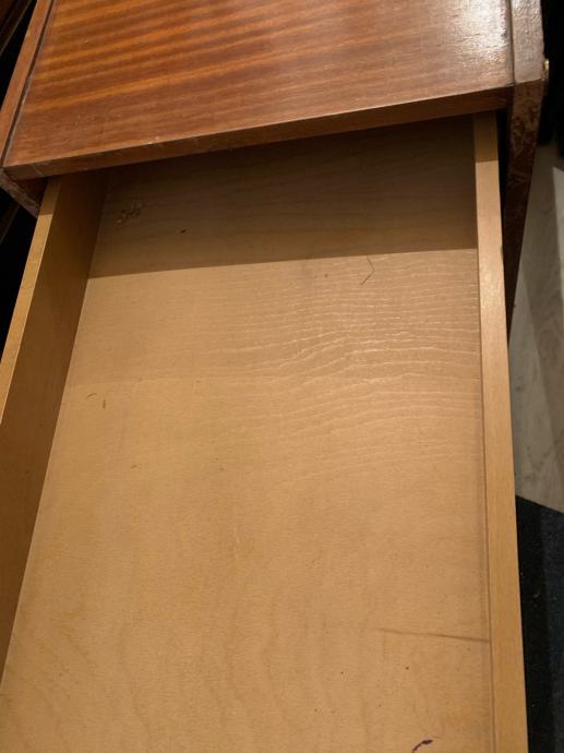 Drveni ormaric (zlatne rucke)