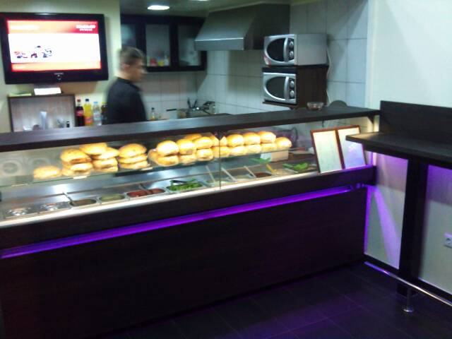 Prodajem KOMPLET NAMJEŠTAJA ZA SENDVIČ BAR ---HITNO