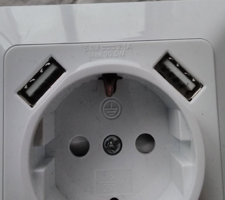 Ugradbena utičnica s USB punjačem