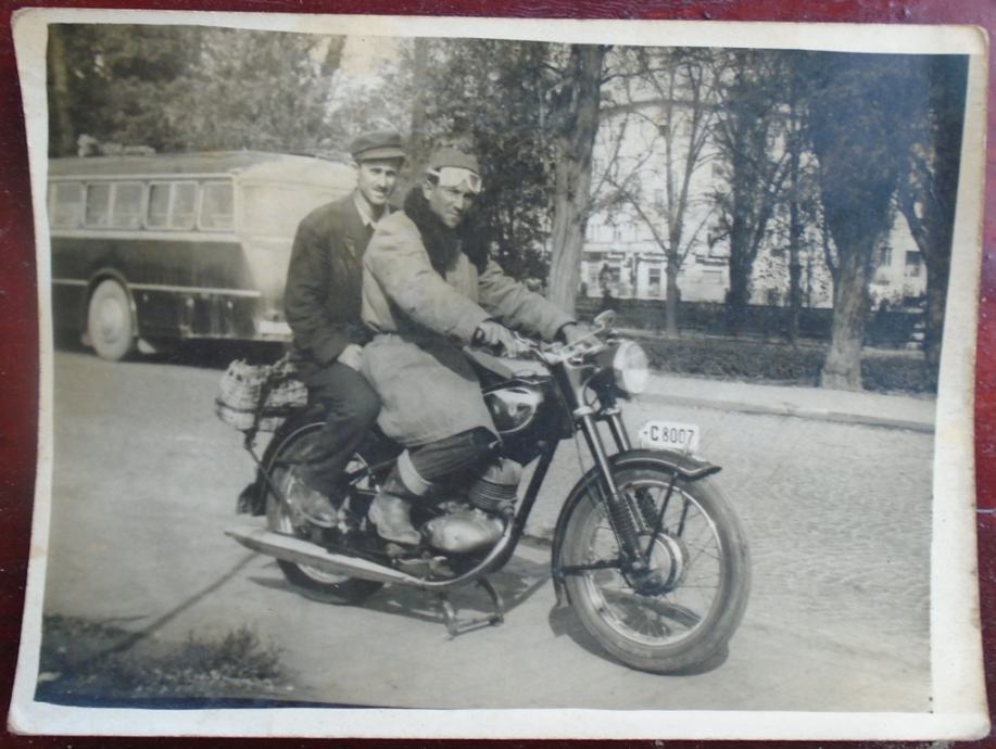 Stara fotografija starih motociklista i motocikla