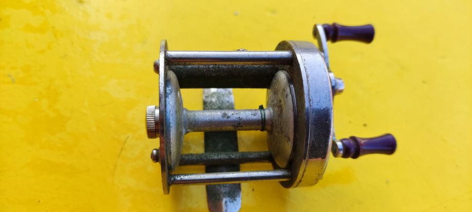 Dva ribička multiplikatora i rolu za ribolov