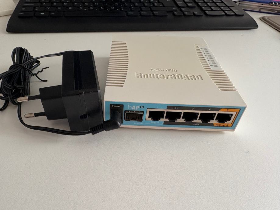 Prodajem MikroTik hAP AC WiFi router
