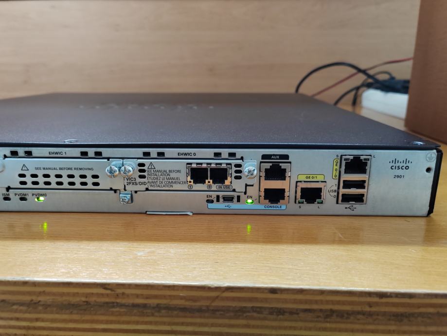 Router Cisco 2901/K9 V06 Integrated Services Router, očuvano,ispravno.