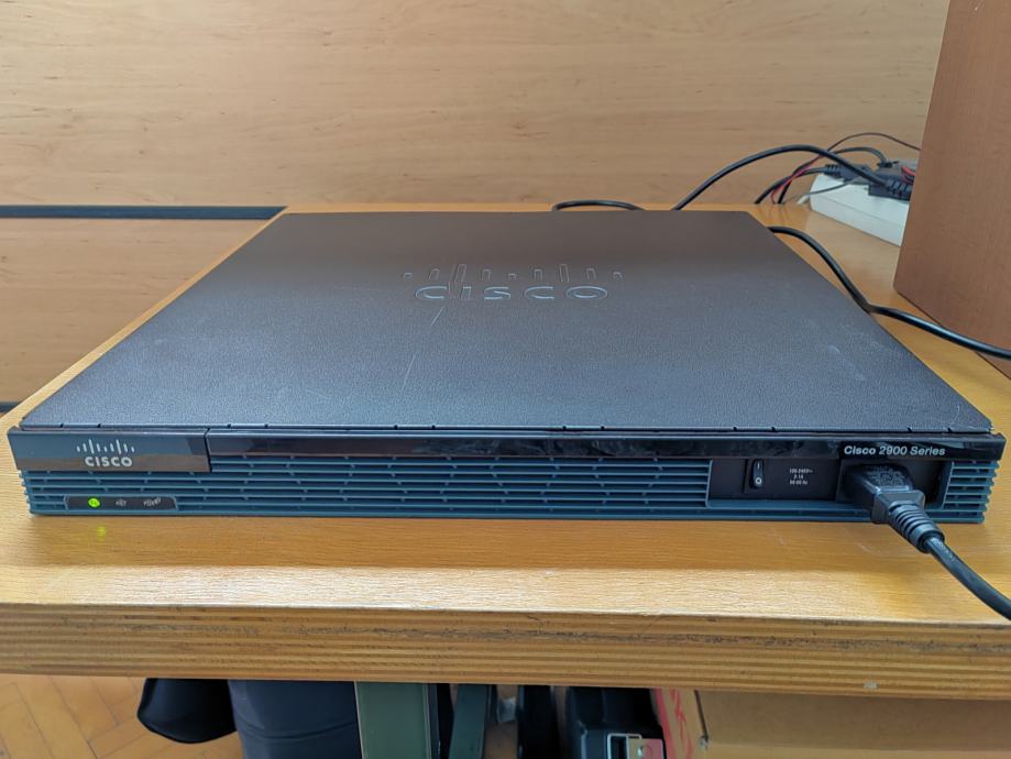 Router Cisco 2901/K9 V06 Integrated Services Router, očuvano,ispravno.