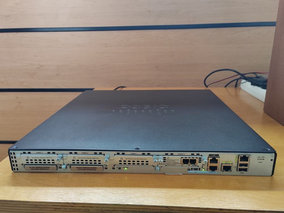 Router Cisco 2901/K9 V06 Integrated Services Router, očuvano,ispravno.