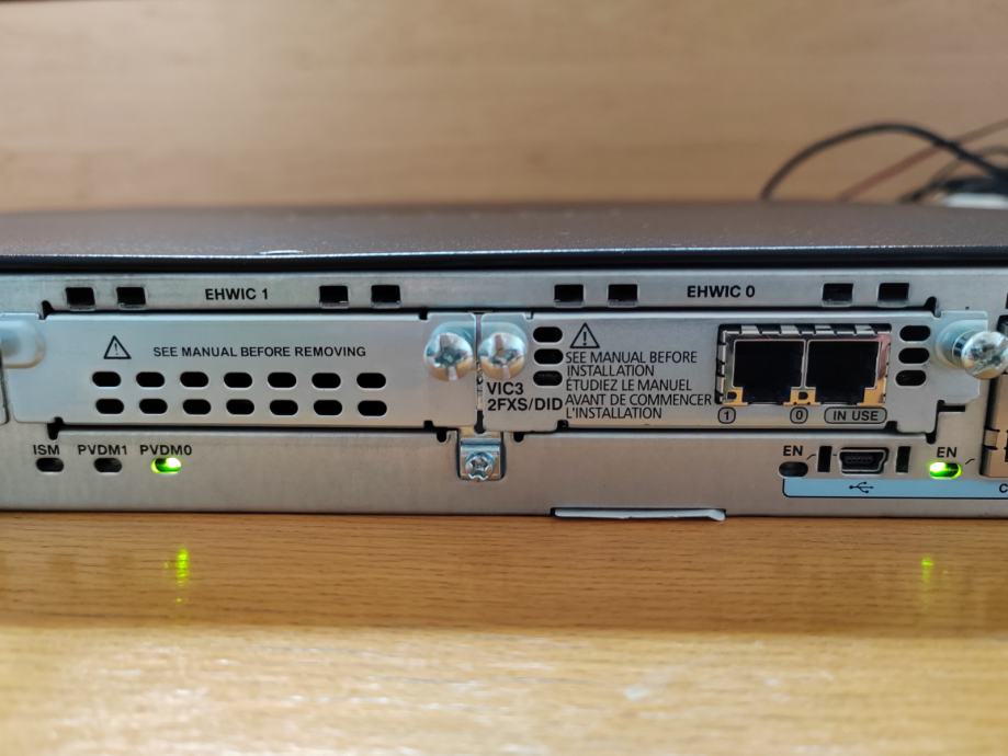 Router Cisco 2901/K9 V06 Integrated Services Router, očuvano,ispravno.