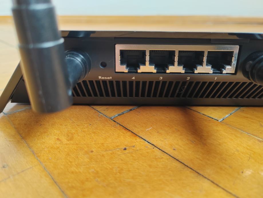 Smart WiFi Router NETGEAR R6400 - AC1750 gigabit, očuvano, ispravno.